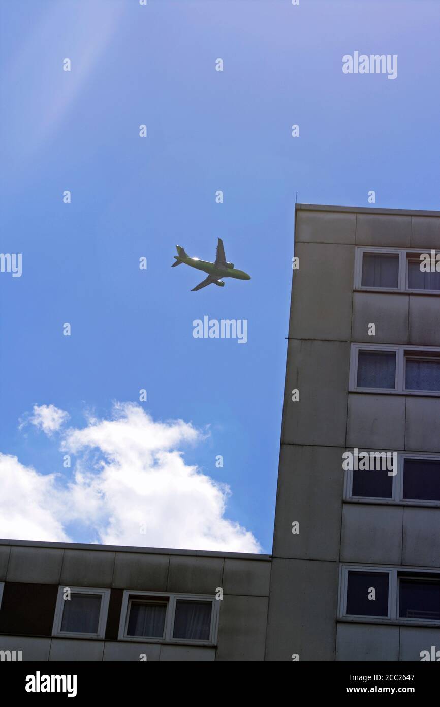 Aeroplane flying over house hi-res stock photography and images - Alamy