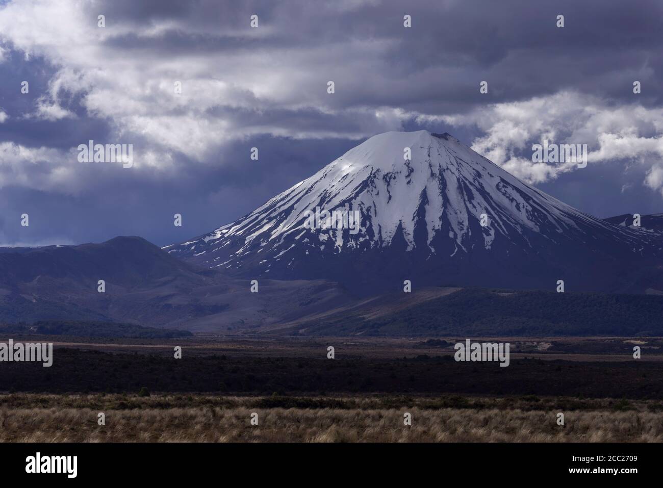 New Zealand, View of Ngauruhoe volcano Stock Photo - Alamy