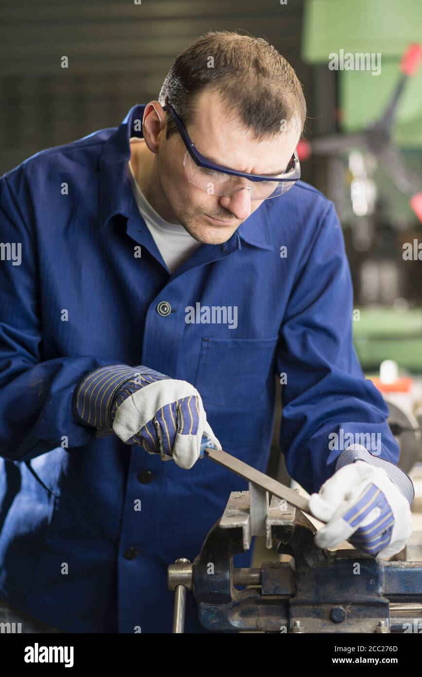 Man working on lathe hi-res stock photography and images - Alamy