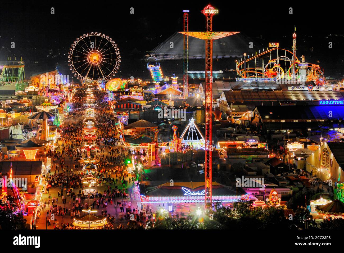 People celebrating oktoberfest at night hi-res stock photography and ...