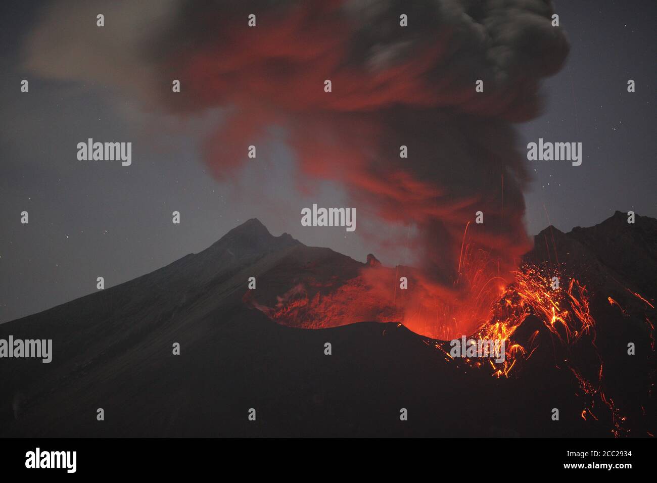 Japan, Kagoshima, Sakurajima volcano erupting Stock Photo - Alamy