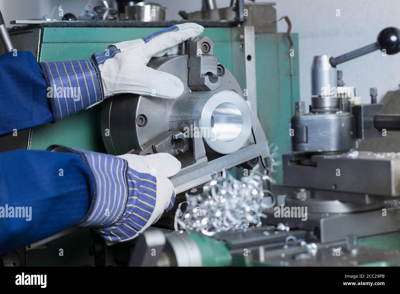 Man working on lathe hi-res stock photography and images - Alamy