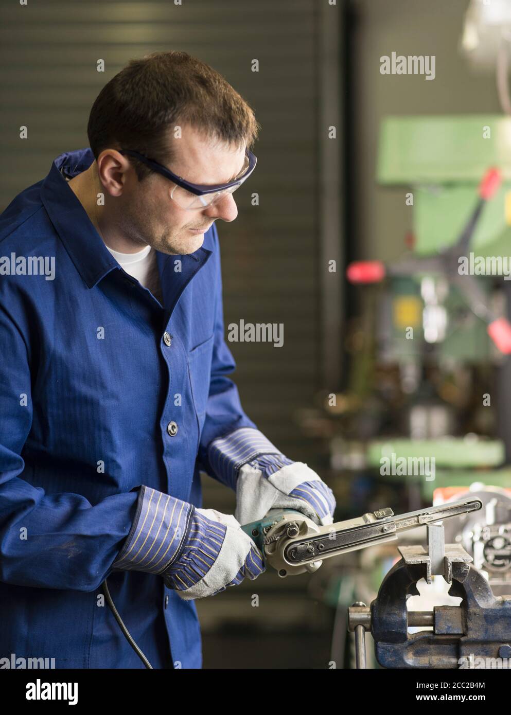 Man working on lathe hi-res stock photography and images - Alamy