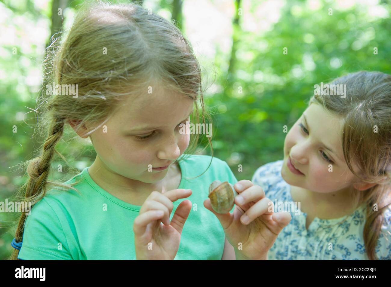 Girls examining snail hi-res stock photography and images - Alamy