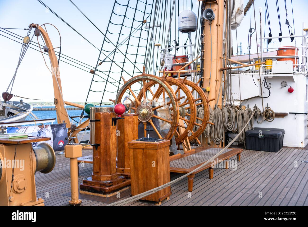 Schiffsdeck steuerrad hi-res stock photography and images - Alamy