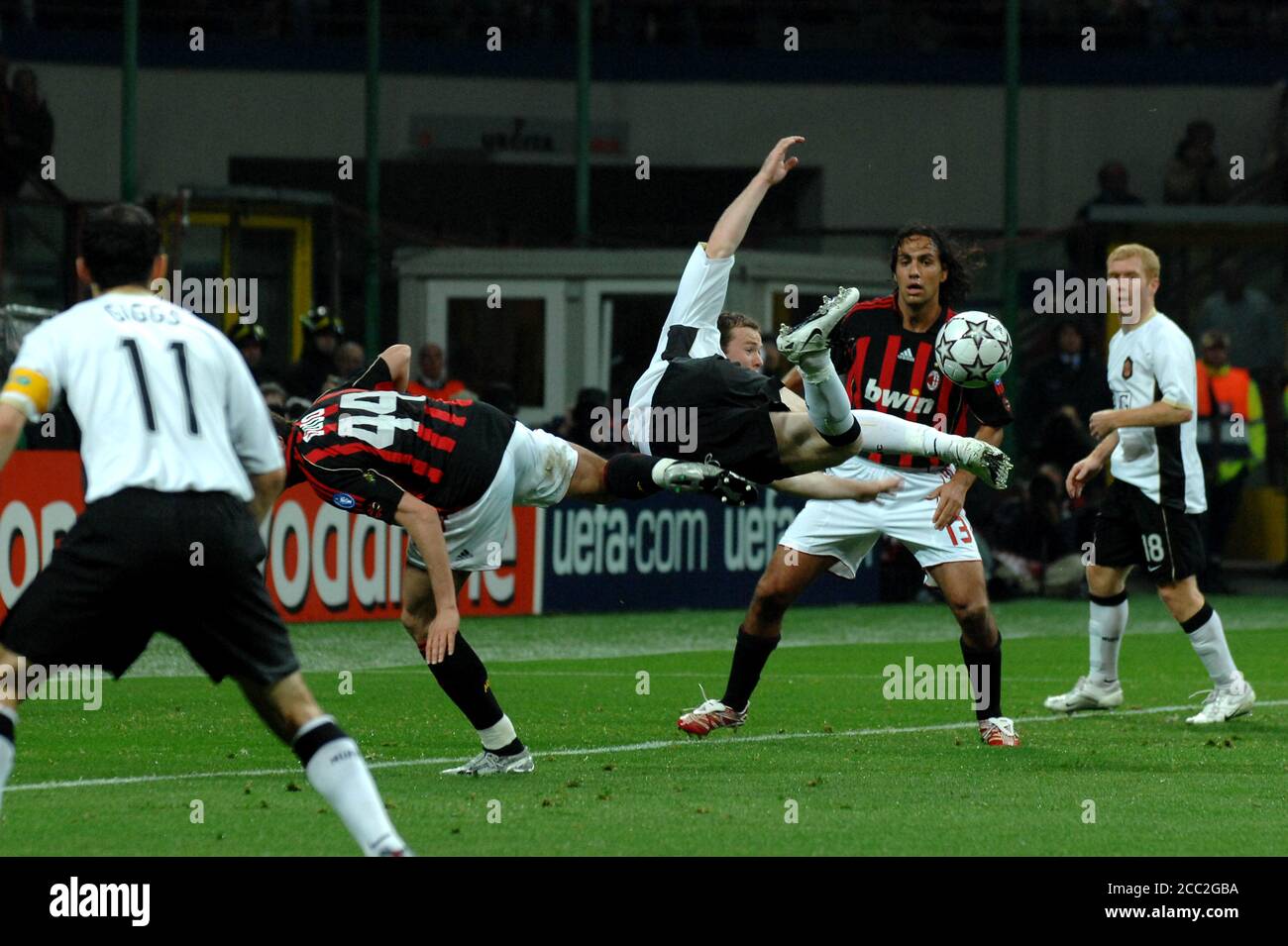 Football action wayne rooney hi-res stock photography and images - Alamy