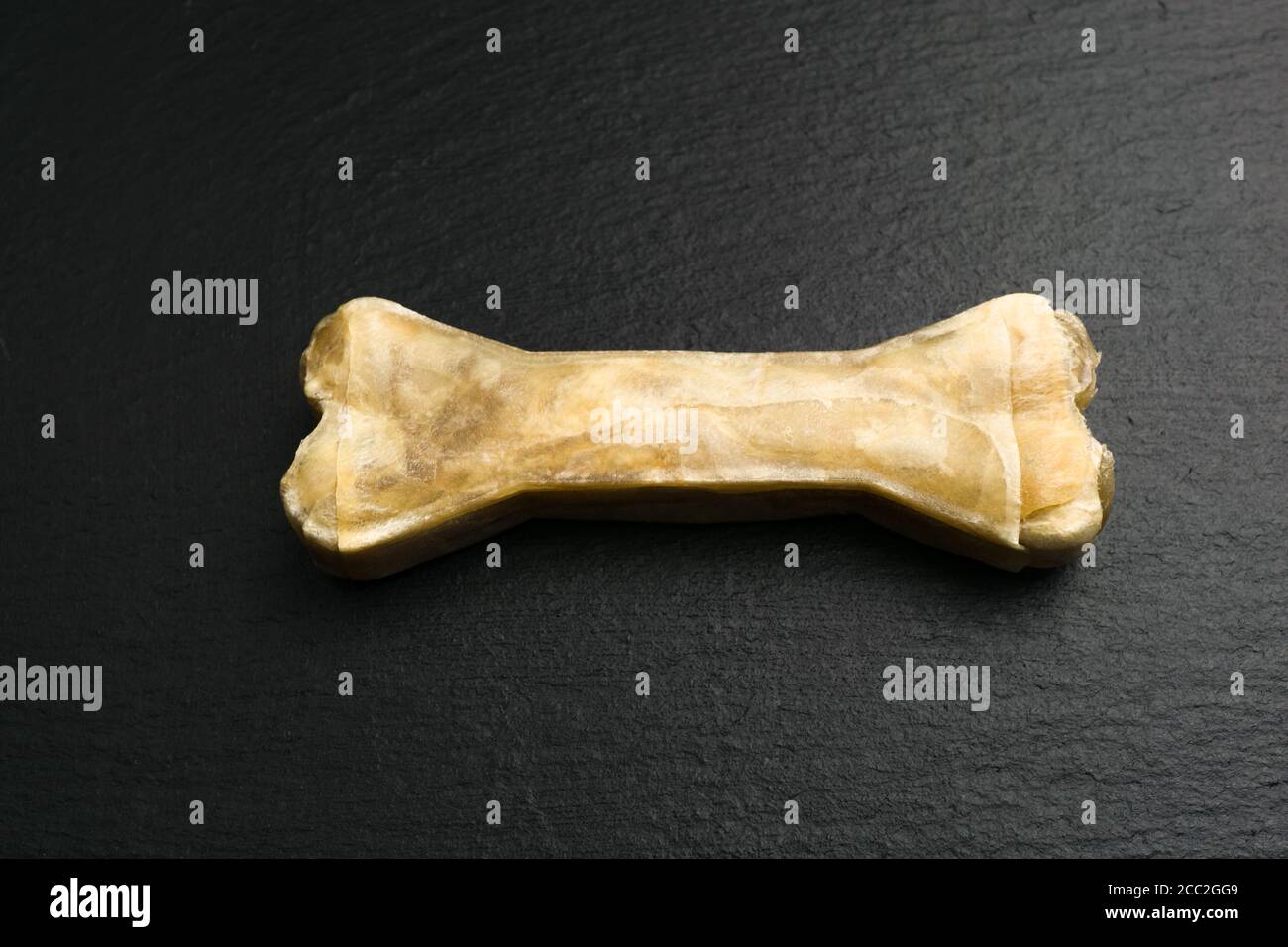 Dogs chewing hi-res stock photography and images - Alamy