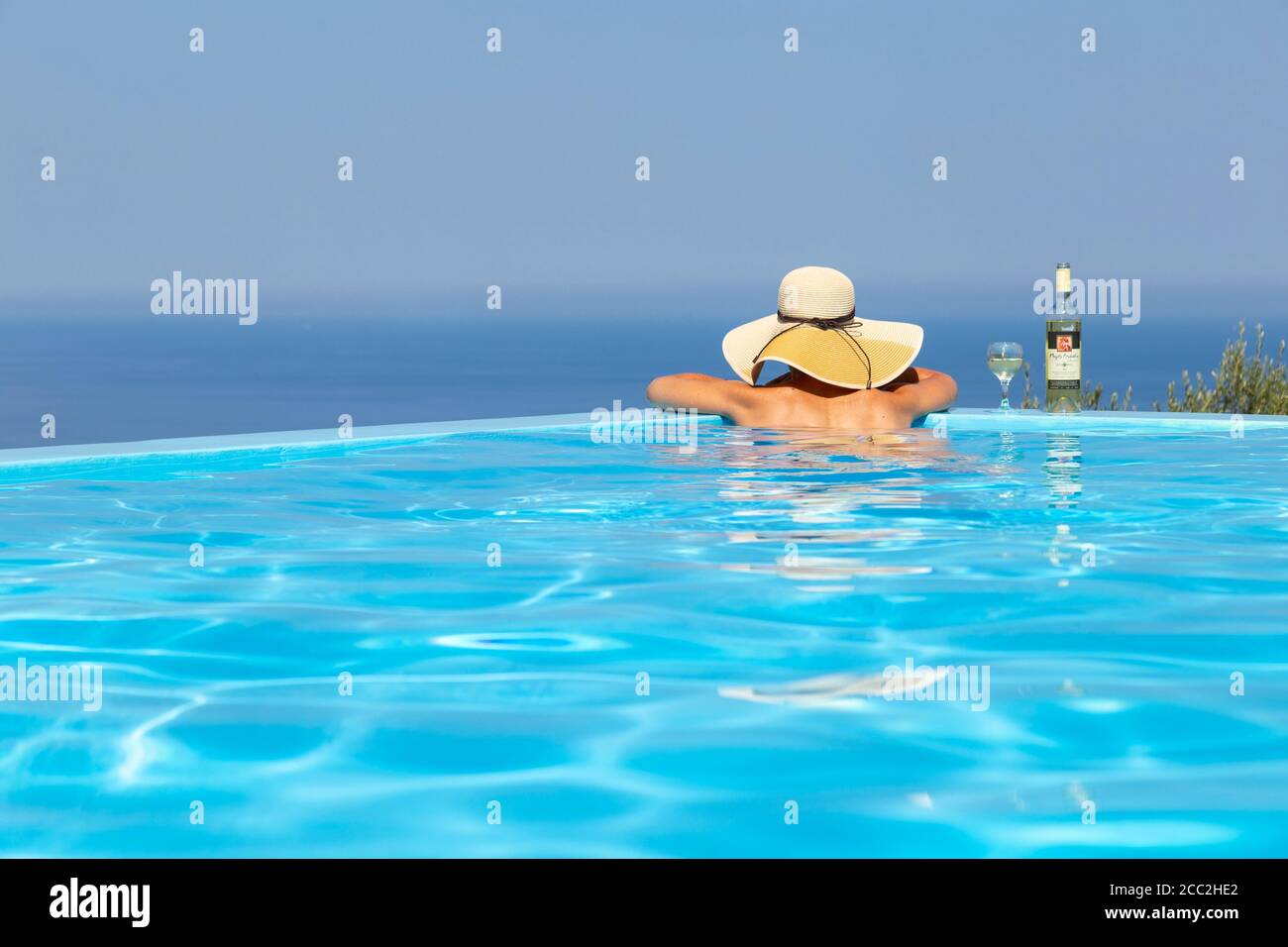 Woman leaning at the edge of swimming pool hi-res stock photography and ...