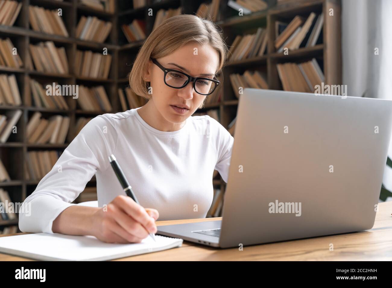 Girl studying in library hi-res stock photography and images - Alamy