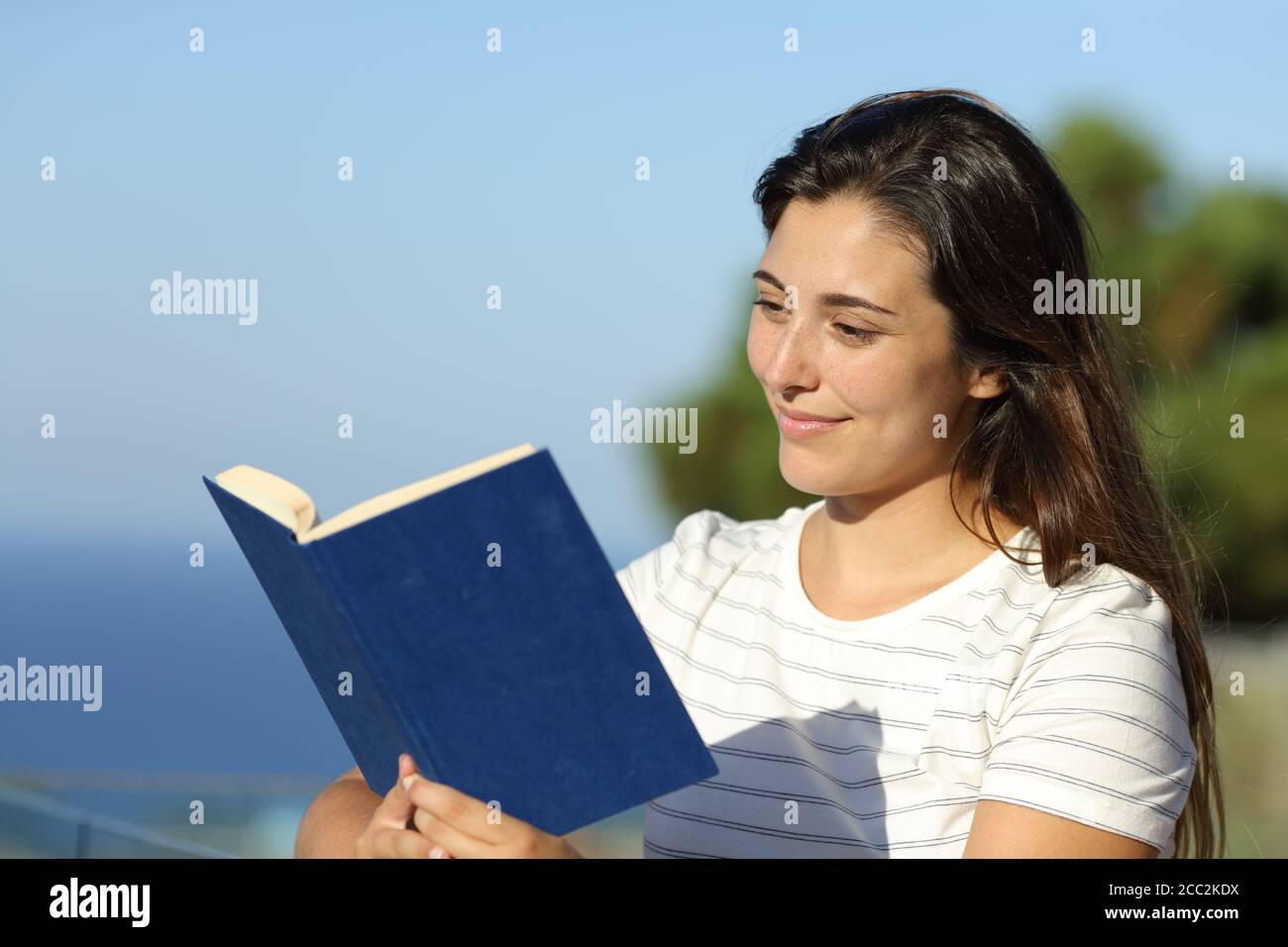 Young adult reading beach hi-res stock photography and images - Alamy