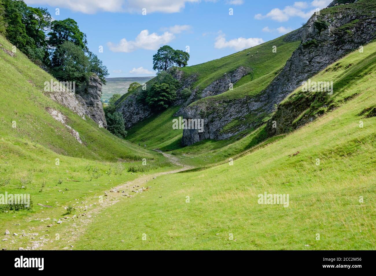 The Limestone Way through Cave Dale, Castleton in the Derbyshire Peak ...