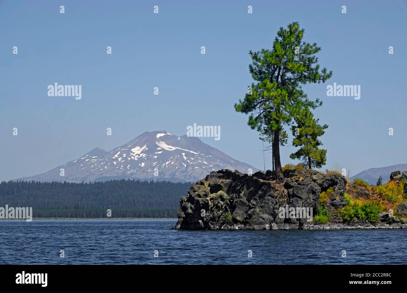 A view of Crane Prairie Reservoir and South Sisters Peak in the Oregon ...