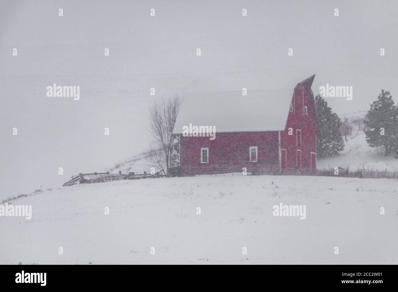 Red barn in snow hi-res stock photography and images - Alamy