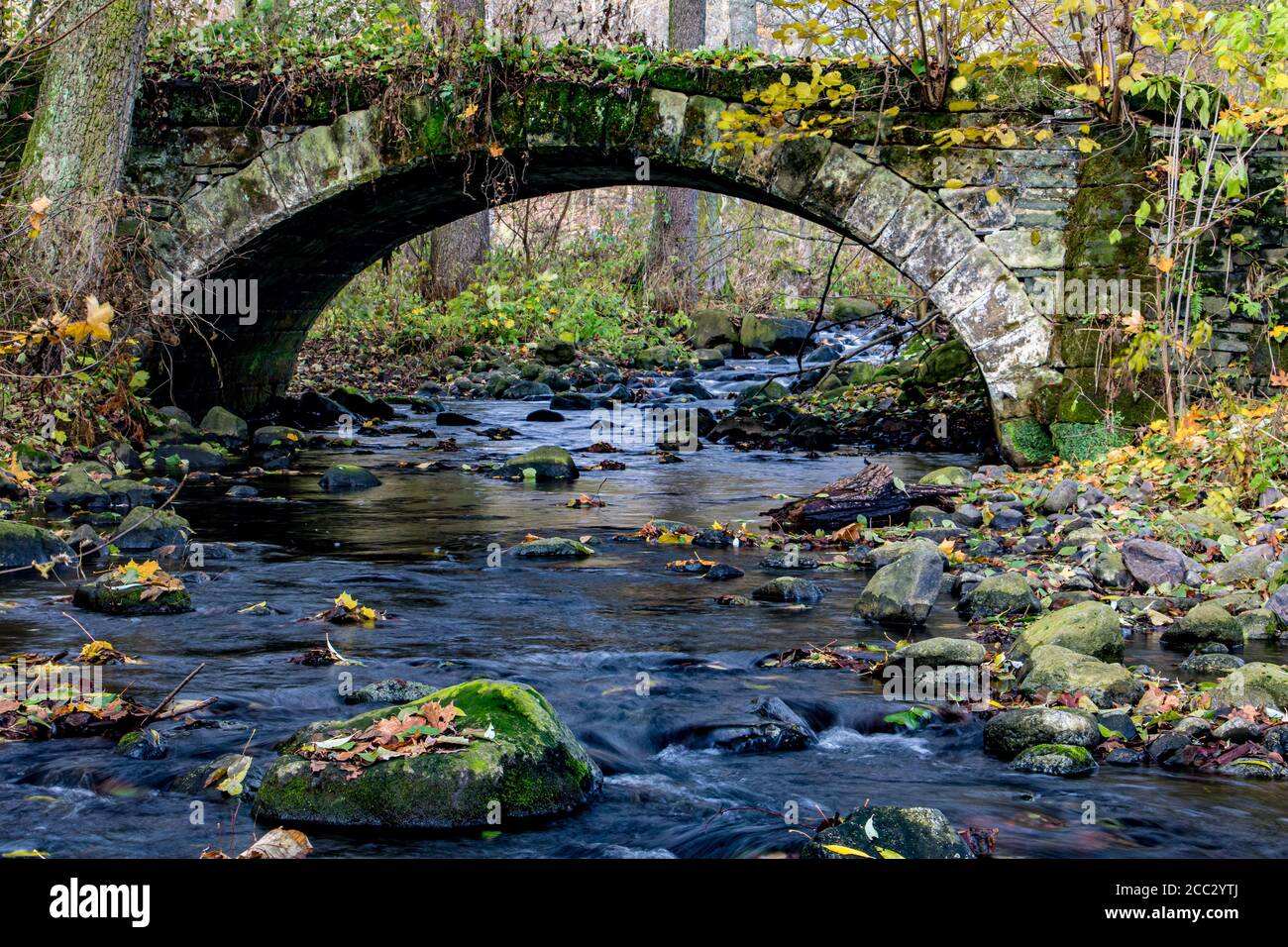 Stream flowing under stone bridge hi-res stock photography and images ...