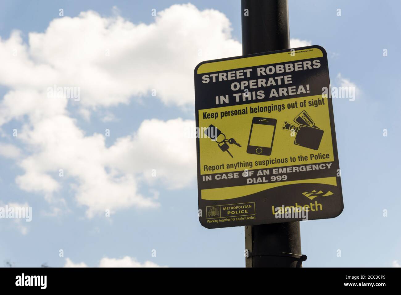 Street Robbers Operate In This Area sign Stock Photo - Alamy