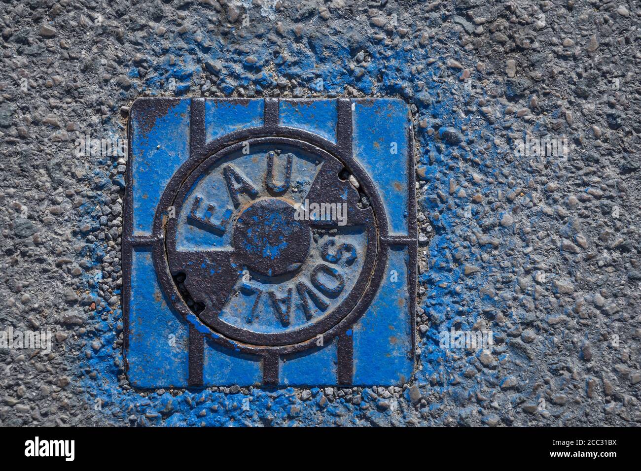 Street water valve cover hi-res stock photography and images - Alamy