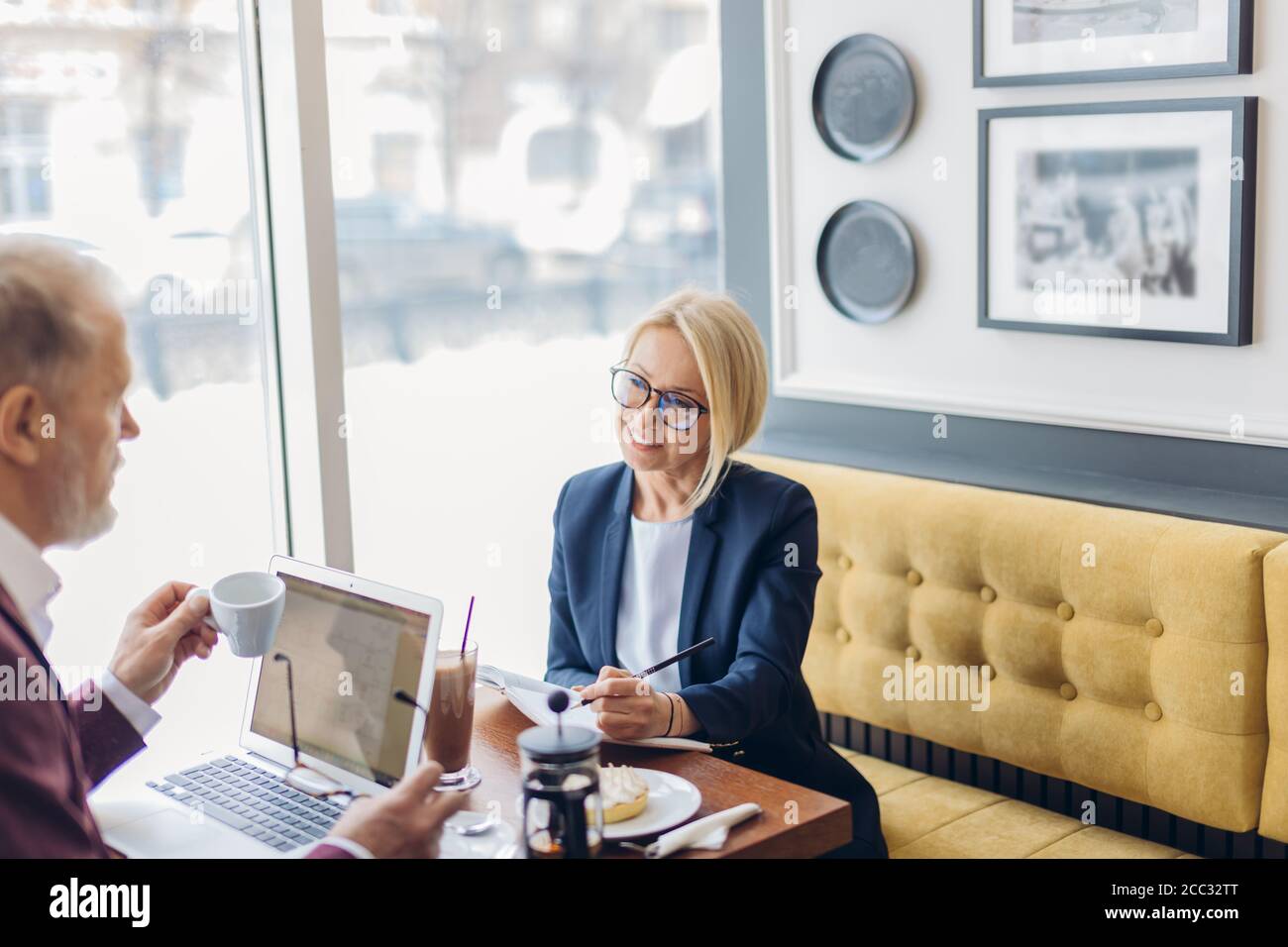 Job interview meeting at cafe hi-res stock photography and images - Alamy