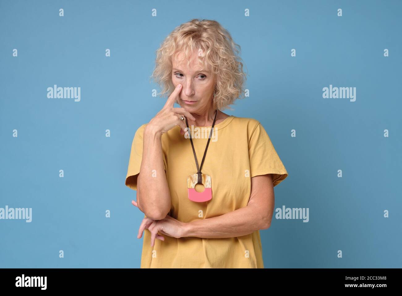 Woman making puzzled face hi-res stock photography and images - Alamy