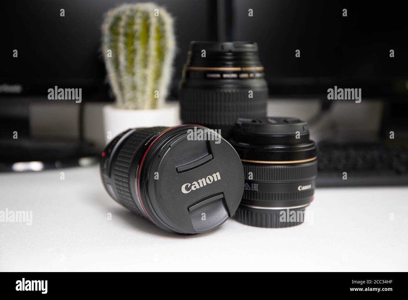 Changing camera lens hi-res stock photography and images - Alamy