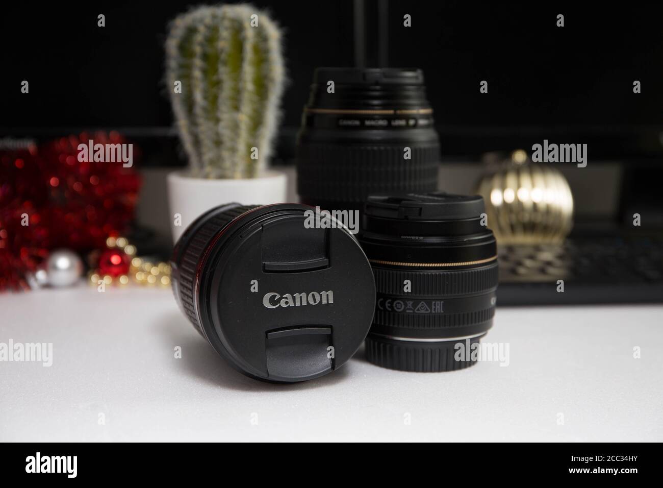 Changing camera lens hi-res stock photography and images - Alamy