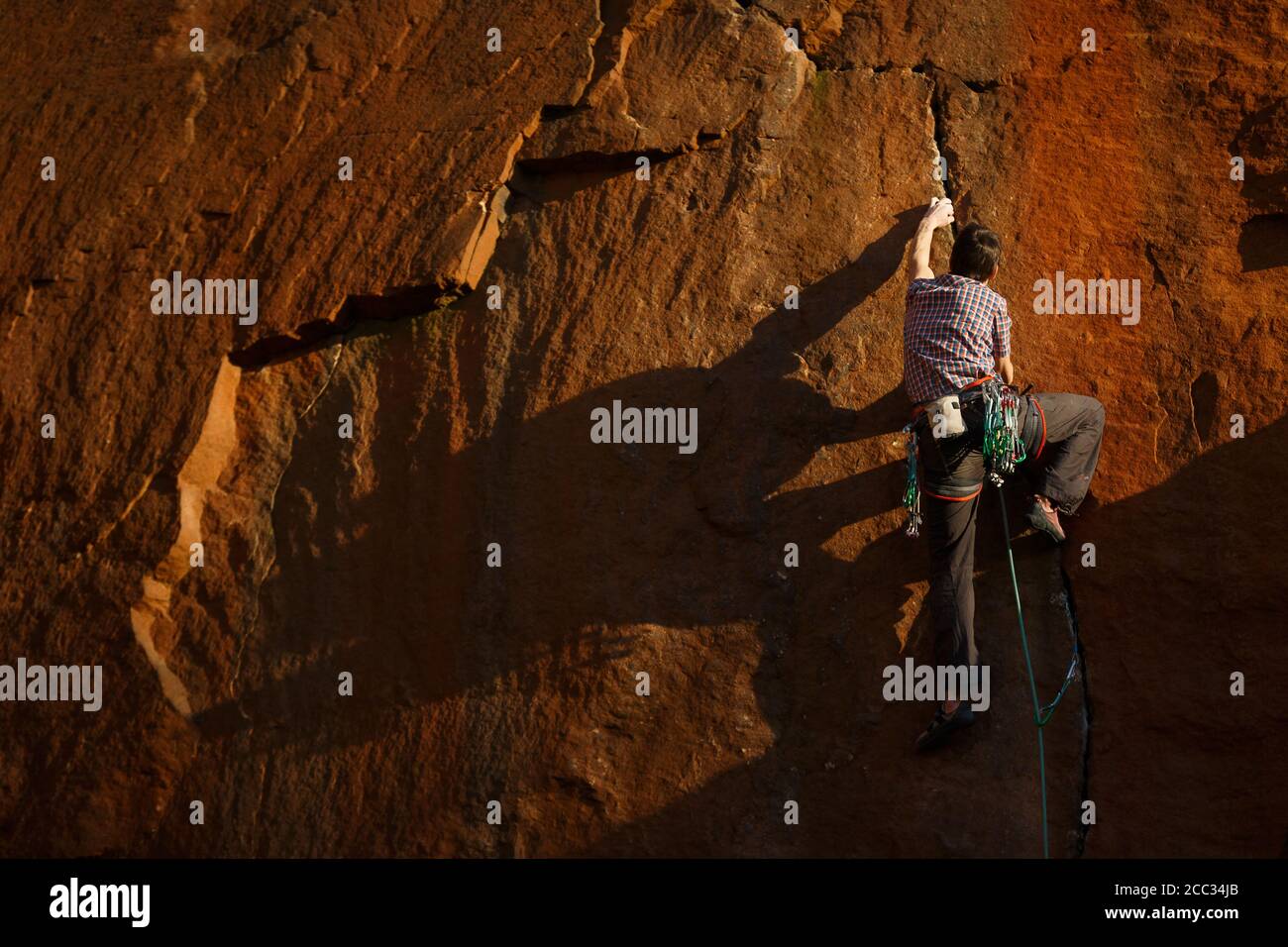 Rock climbing in the peak district hi-res stock photography and images ...