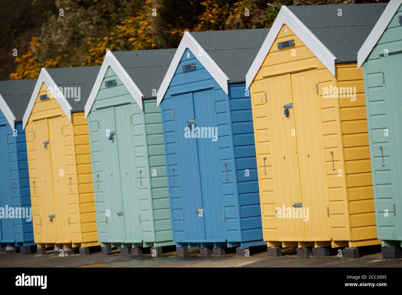 Beach huts on Bournemouth sea front Stock Photo - Alamy