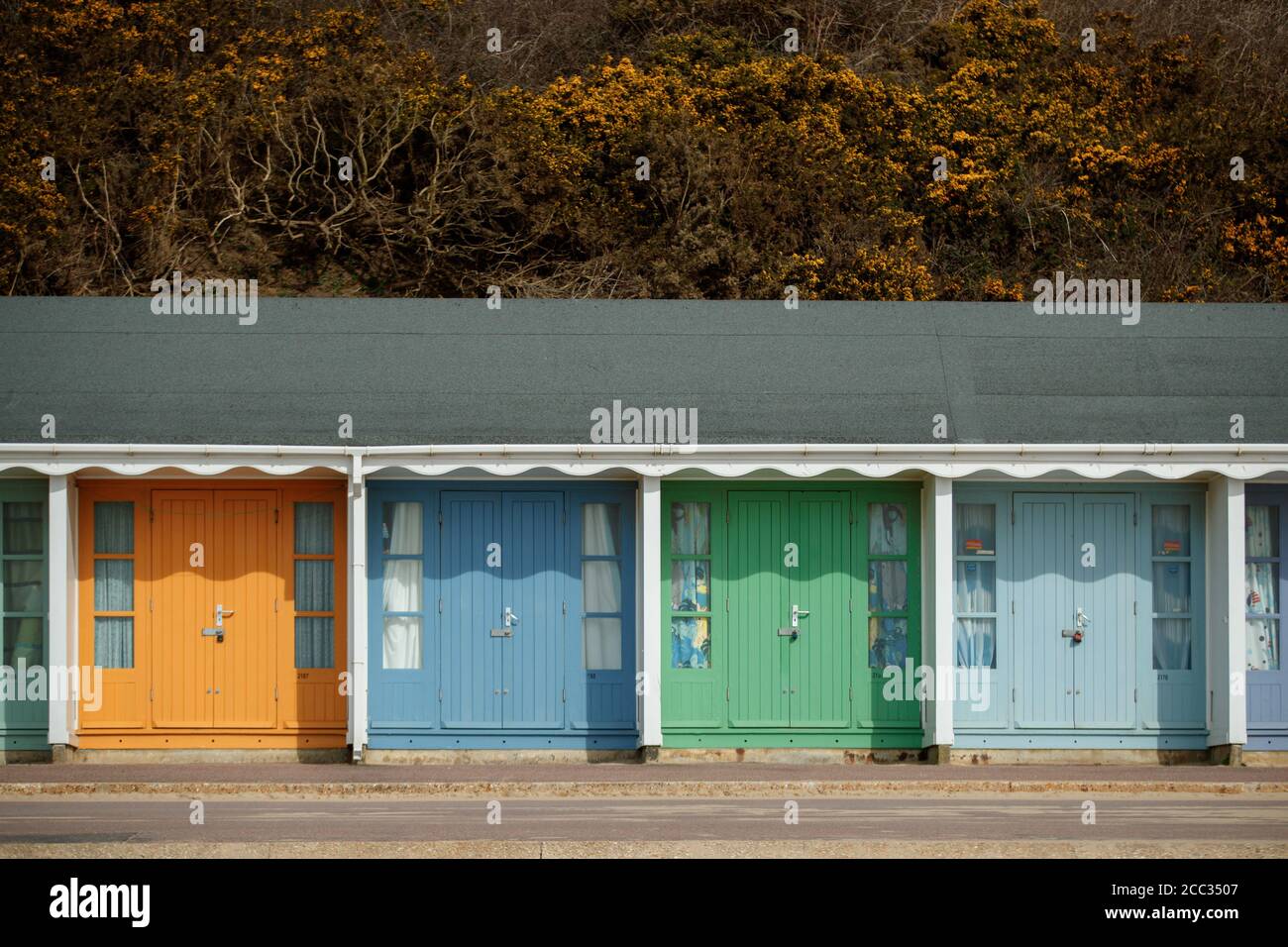 Beach huts on Bournemouth sea front Stock Photo - Alamy