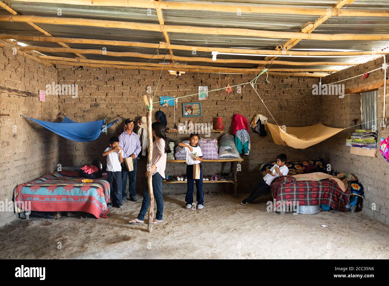 Child poverty house south america hi-res stock photography and images ...
