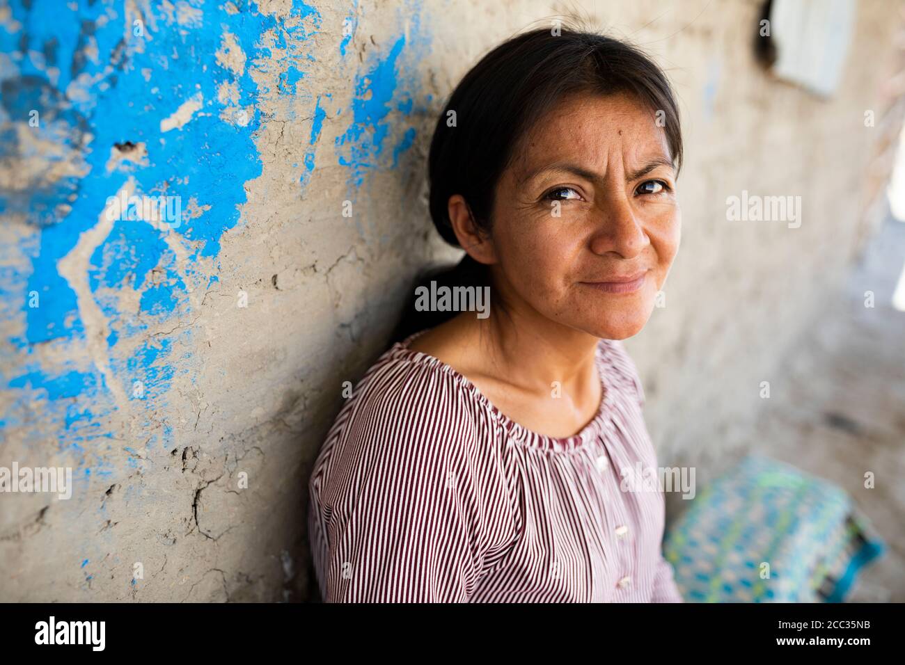 Peru woman sad hi-res stock photography and images - Alamy