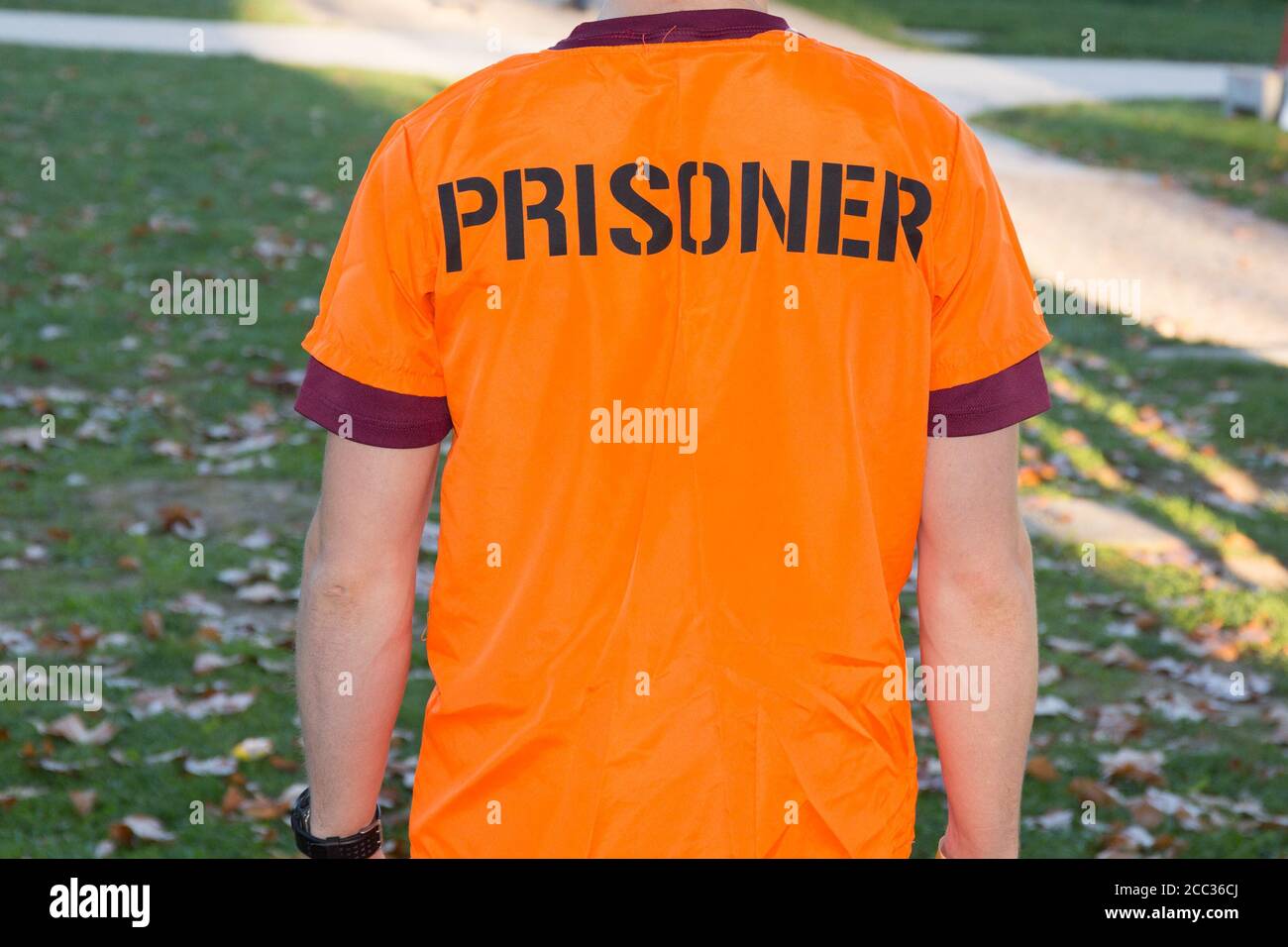back view of american prisoner in orange clothes Stock Photo - Alamy