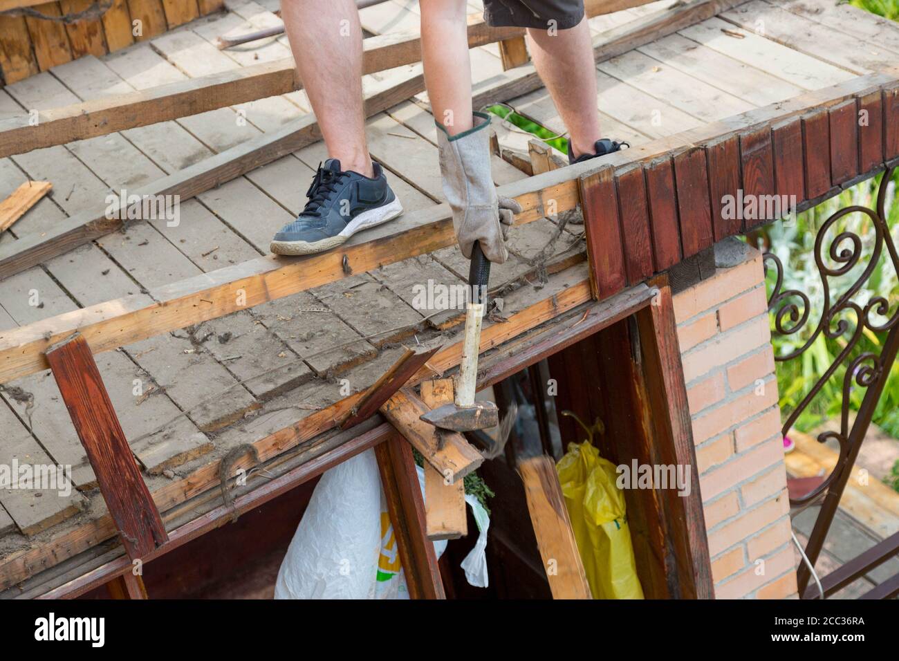 Man knocks door hi-res stock photography and images - Alamy