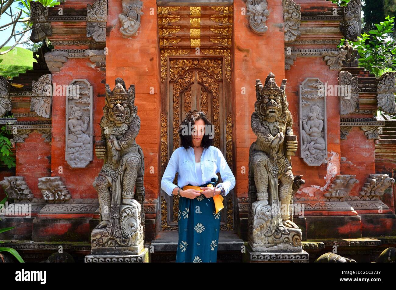 Woman under gate in Puru tirtha empul Temple Stock Photo - Alamy