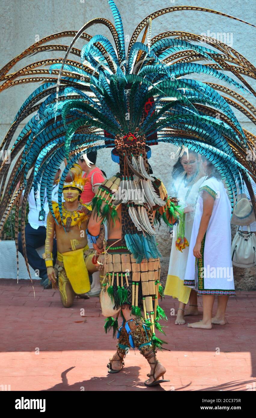 Dancers in traditional aztec costume hi-res stock photography and ...