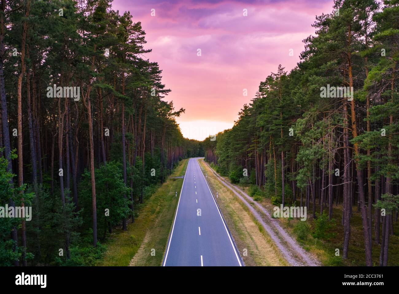 Road vanishing point sky purple hi-res stock photography and images - Alamy