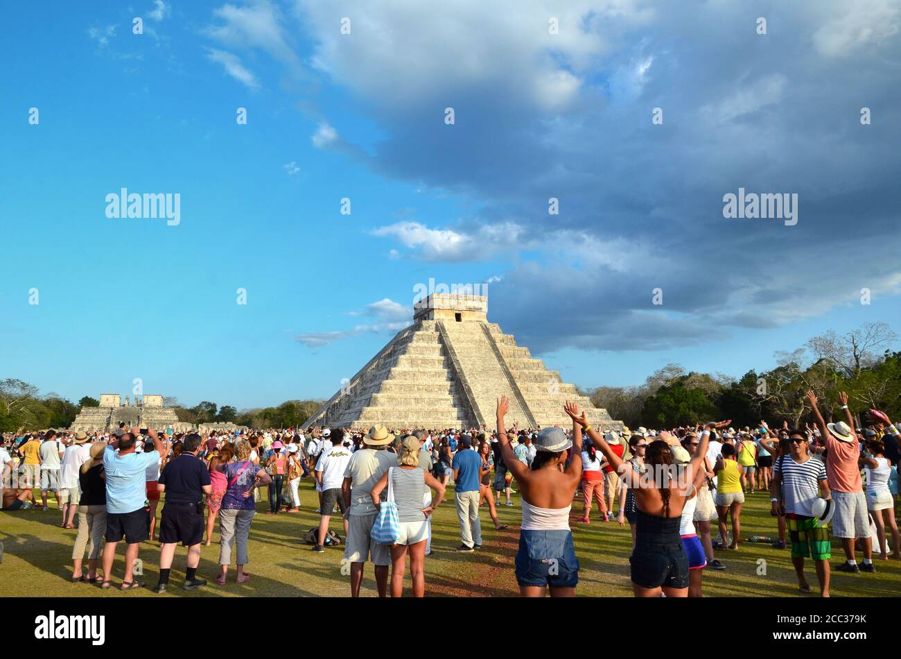Chichén itzá pyramid serpent shadow hi-res stock photography and images ...