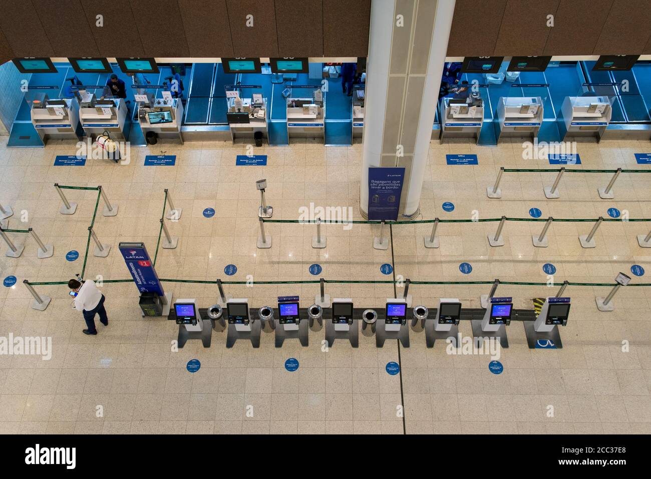 Check in gate hi-res stock photography and images - Alamy
