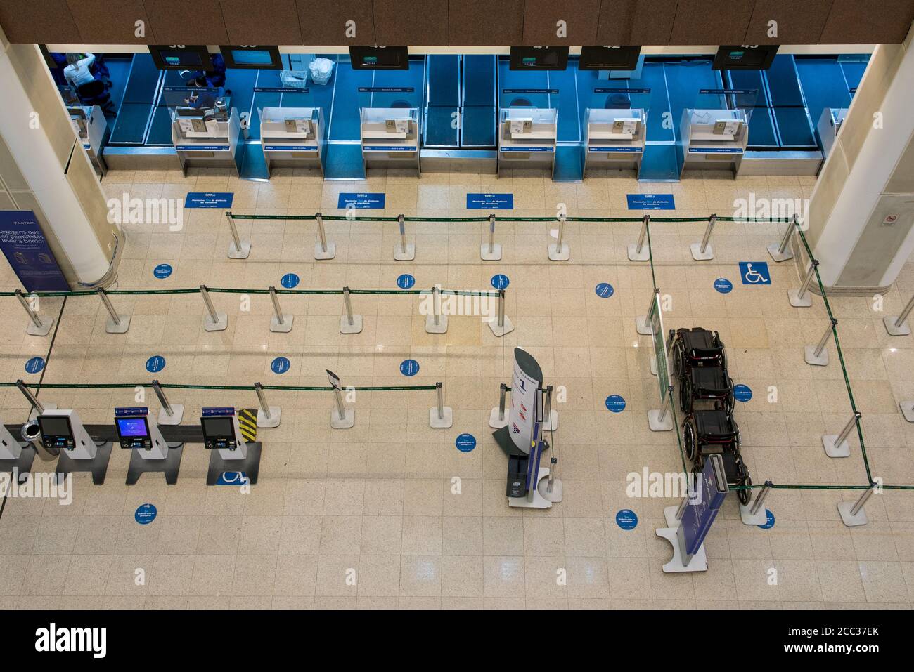 Check in gate hi-res stock photography and images - Alamy