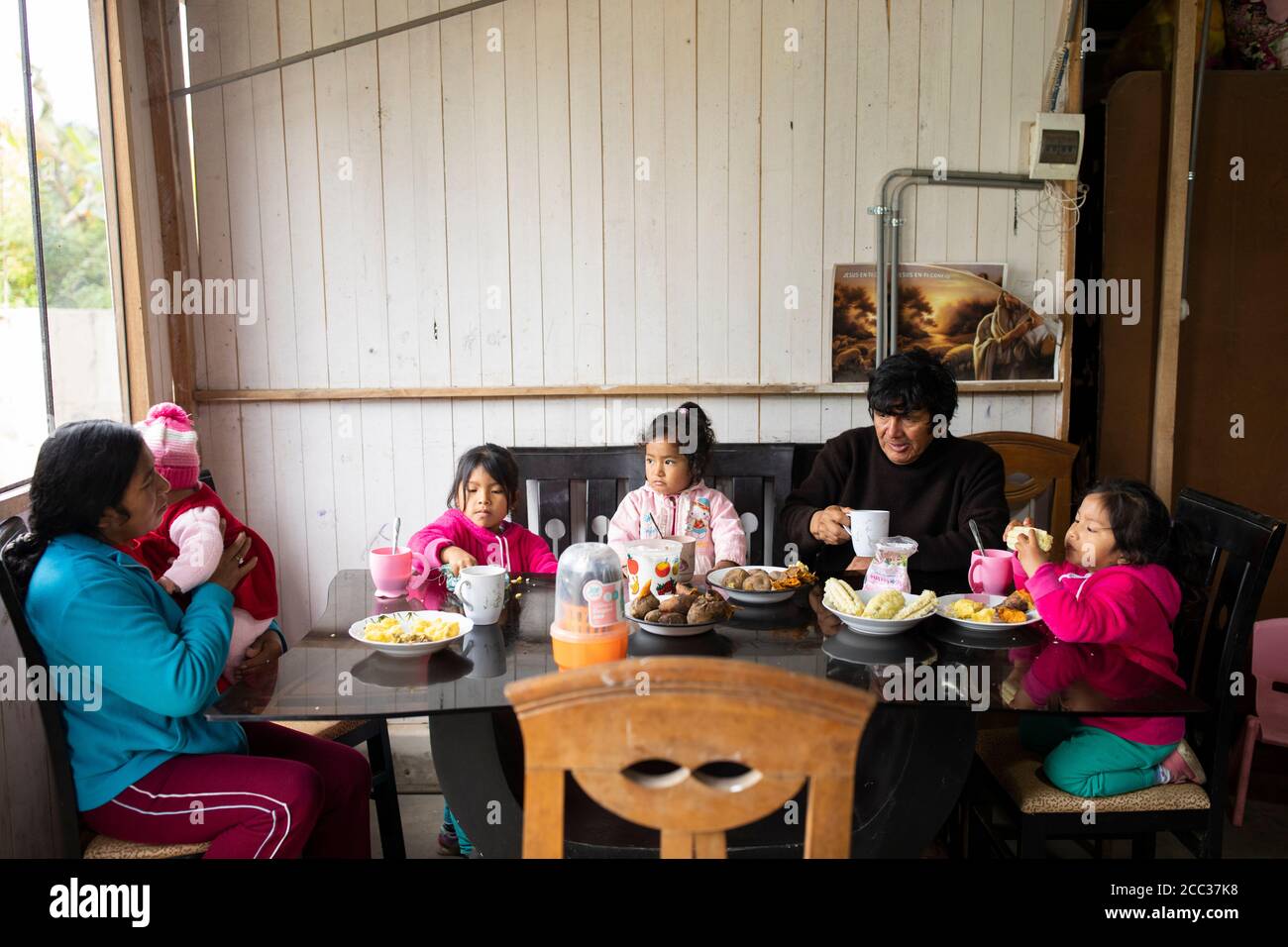 Middle class family dinner hi-res stock photography and images - Alamy