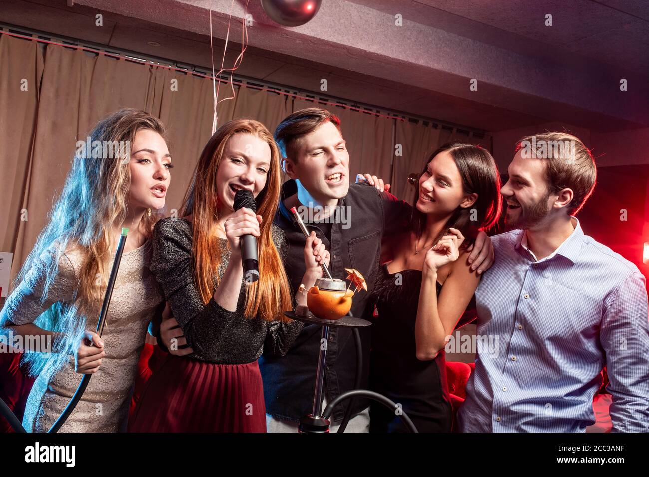 Male female singers together hi-res stock photography and images - Alamy
