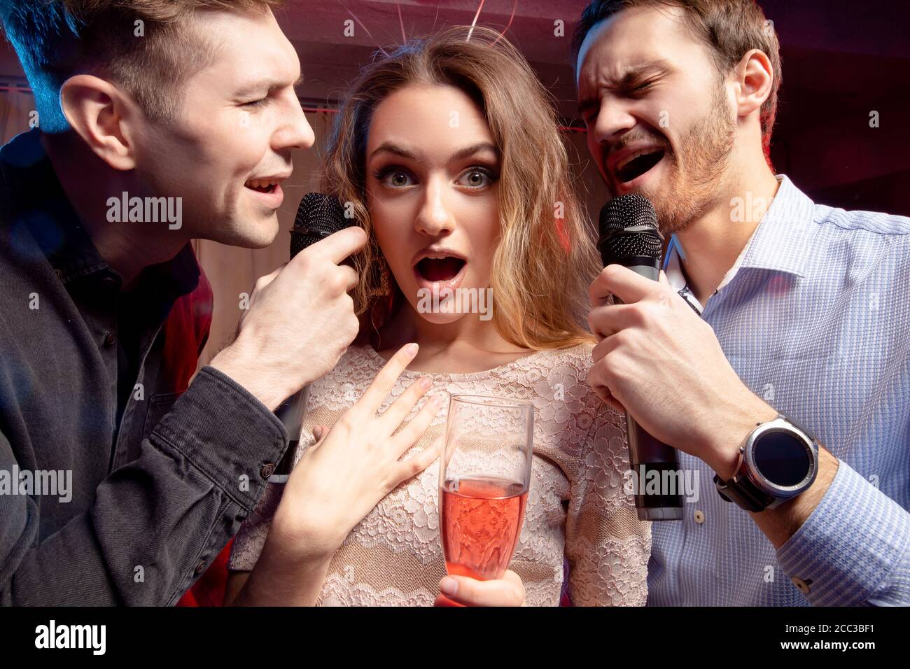 Two guys chilling and people hi-res stock photography and images - Alamy