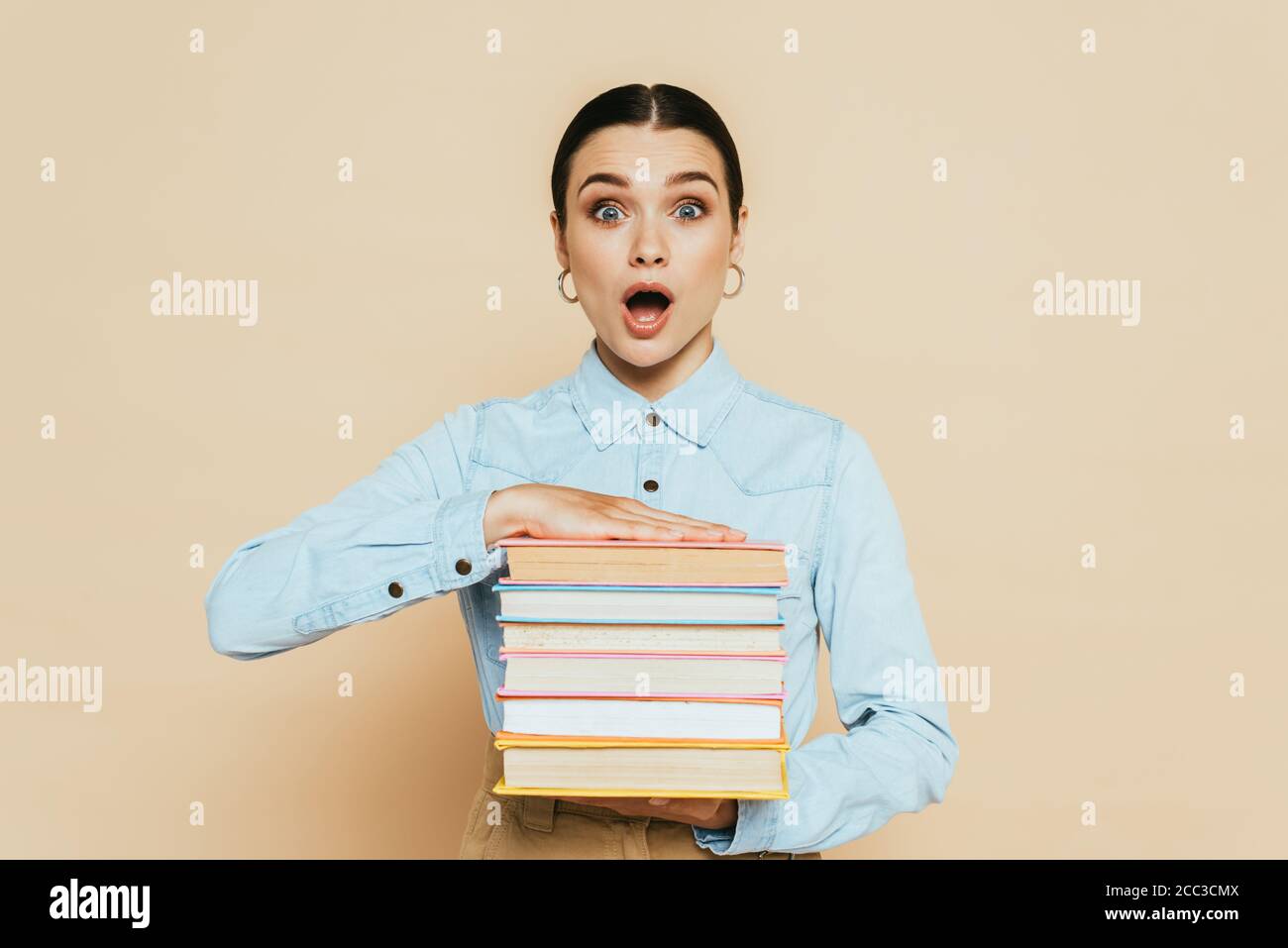 Shocked student hi-res stock photography and images - Alamy