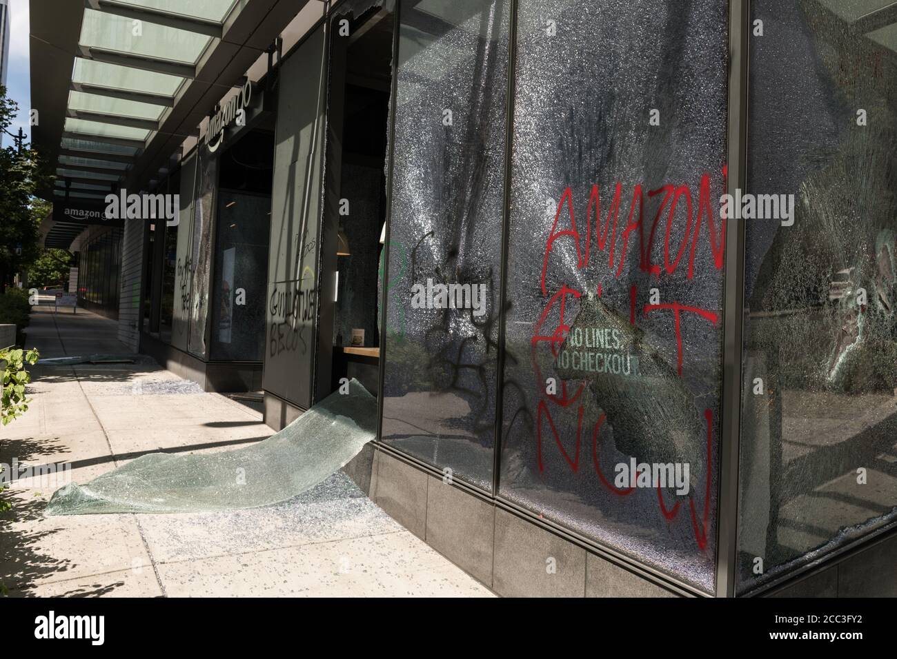Smashed store windows hi-res stock photography and images - Alamy