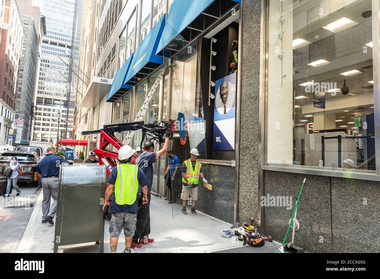 Broken store window police hi-res stock photography and images - Alamy