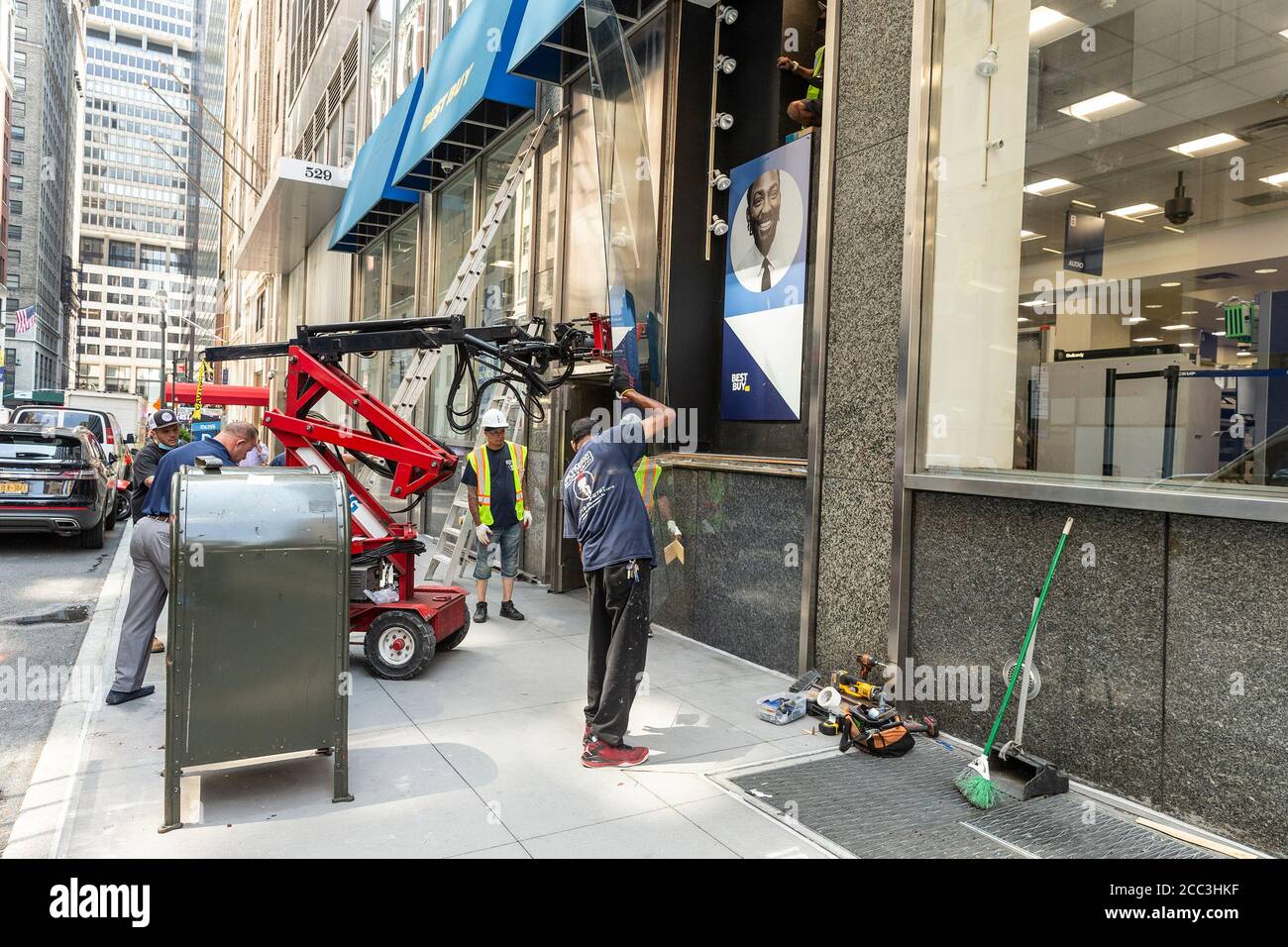 Broken store window police hi-res stock photography and images - Alamy
