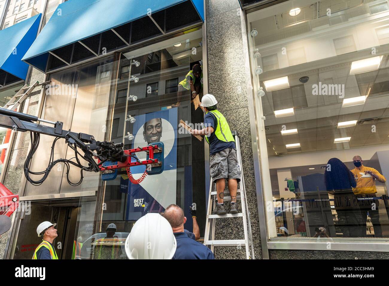 Broken store window police hi-res stock photography and images - Alamy