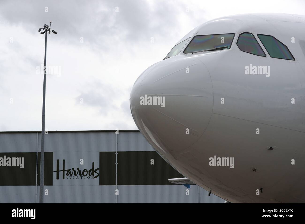 Harrods aviation branding at luton airport hi-res stock photography and ...