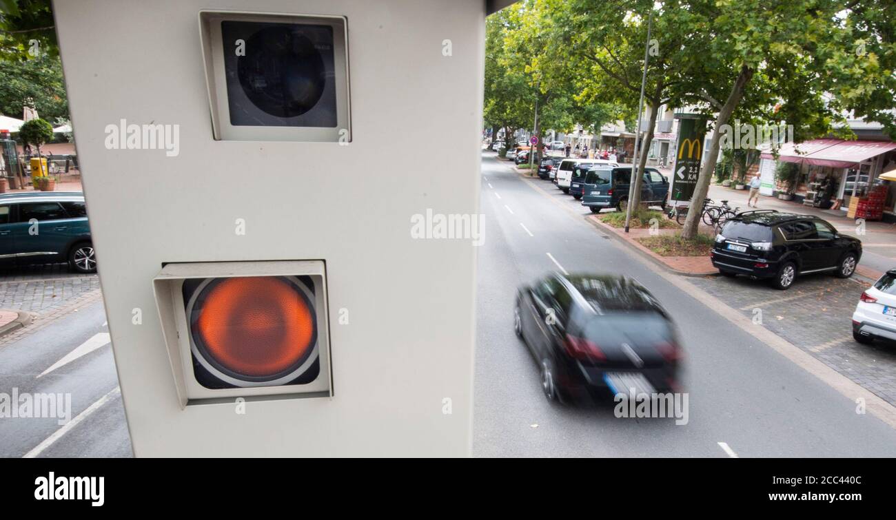 18 August 2020, Lower Saxony, Hanover: A combined device for red light ...