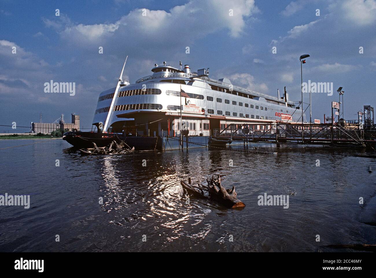 SS ADMIRAL STEAMBOAT ON THE MISSISSIPPI RIVER, ST LOUIS, MISSOURI, USA ...