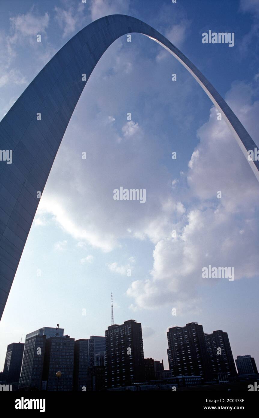 ST LOUIS GATEWAY ARCH, MISSOURI, USA, 70s Stock Photo - Alamy