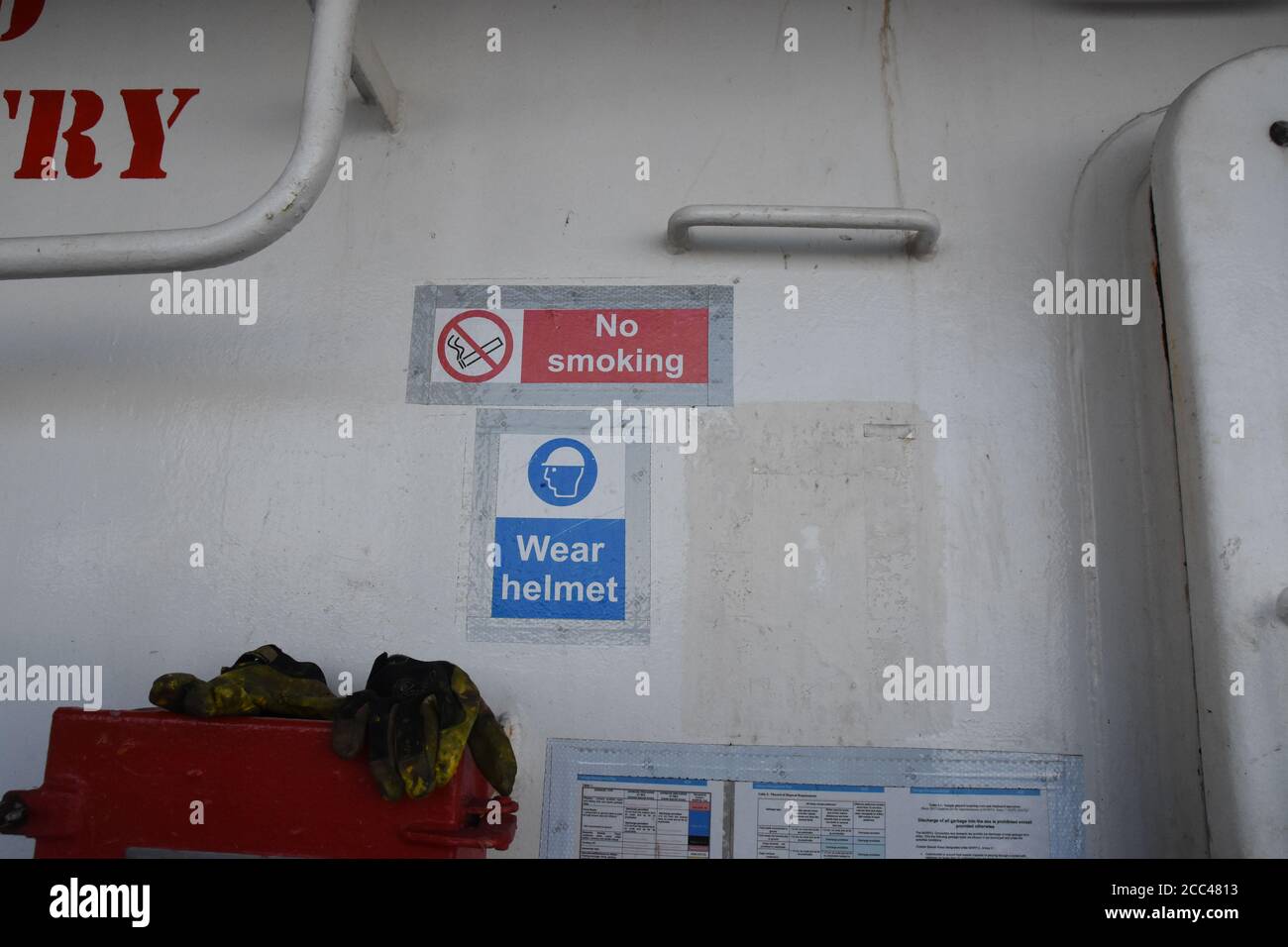 Safety helmet sign hi-res stock photography and images - Alamy